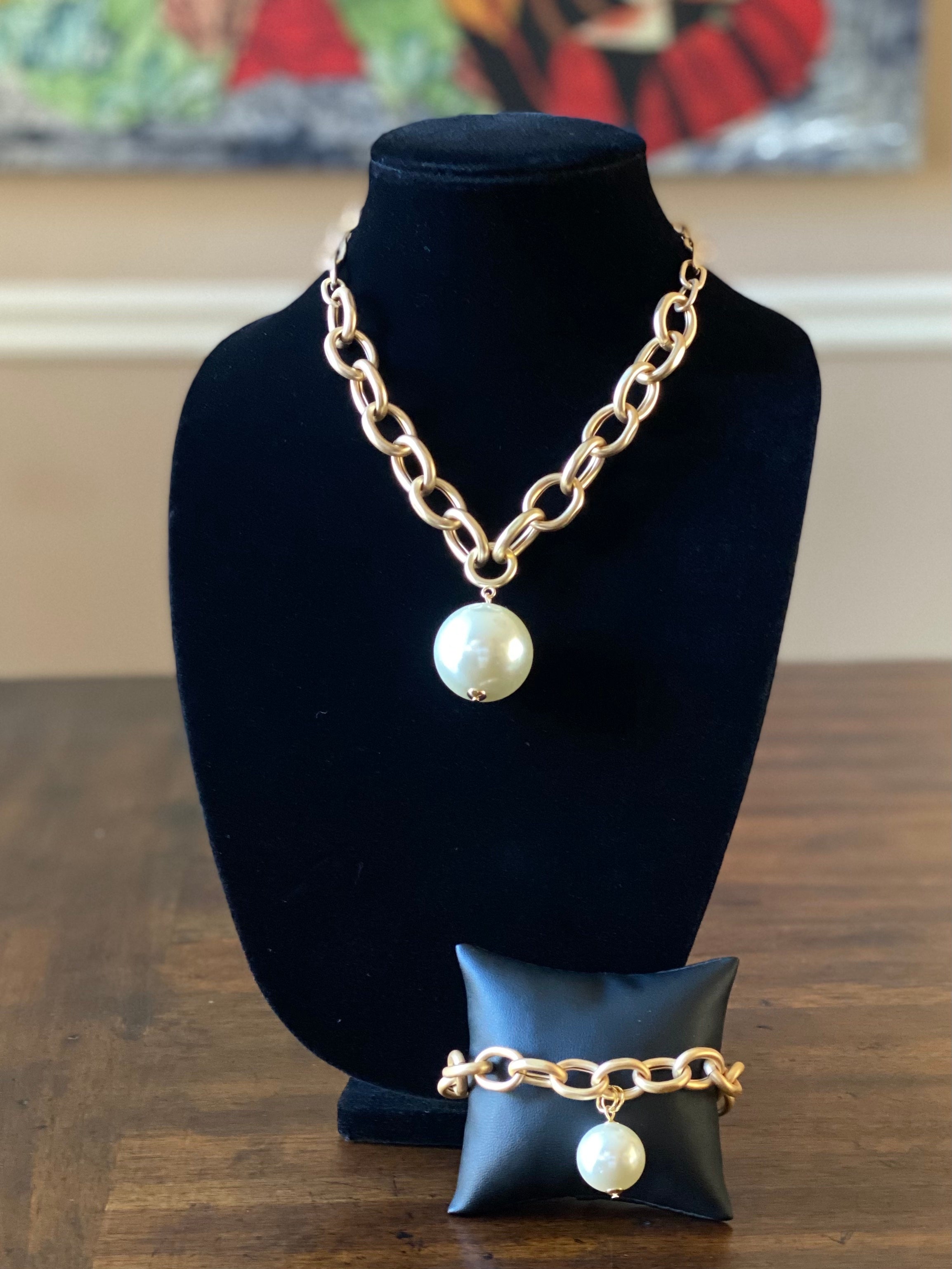 Chunky Chain Link With Oversized Pearl Necklace/Bracelet – KJ's Jewels, LLC